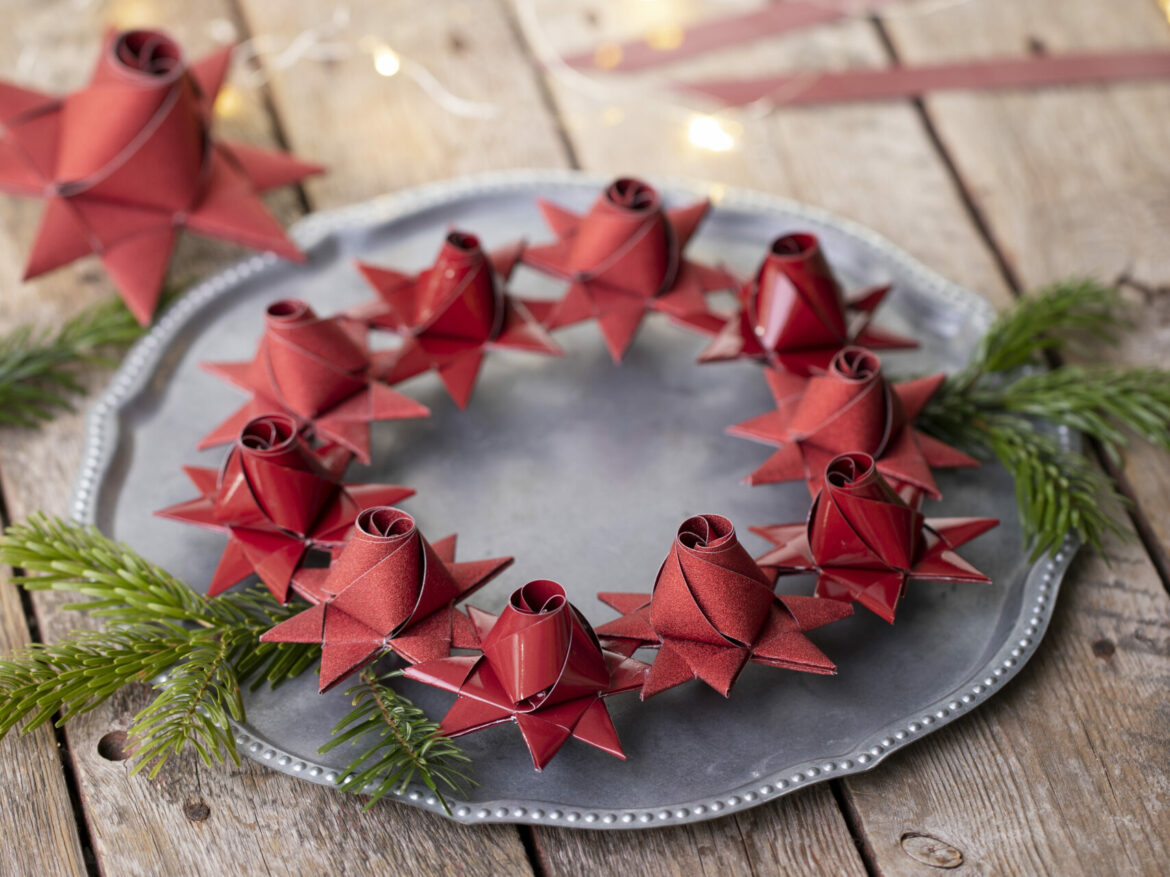 Her får du seks, smukke idéer til julepynt i papir, som du let selv kan ...